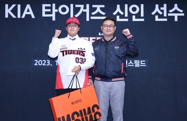 “공 너무 빨라서 눈 감고…” KIA에 151km 영건과 고교 NO.1 포수가 동시에 뜬다? 뜨거운 막내들[MD광주] - 마이데일리