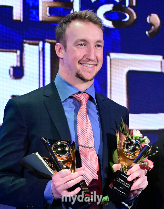 SUN 소환한 ‘20승·209K 괴물에이스’ 페디 정규시즌 MVP…신인상은 ‘160km’ 문동주[MD소공동] - 마이데일리