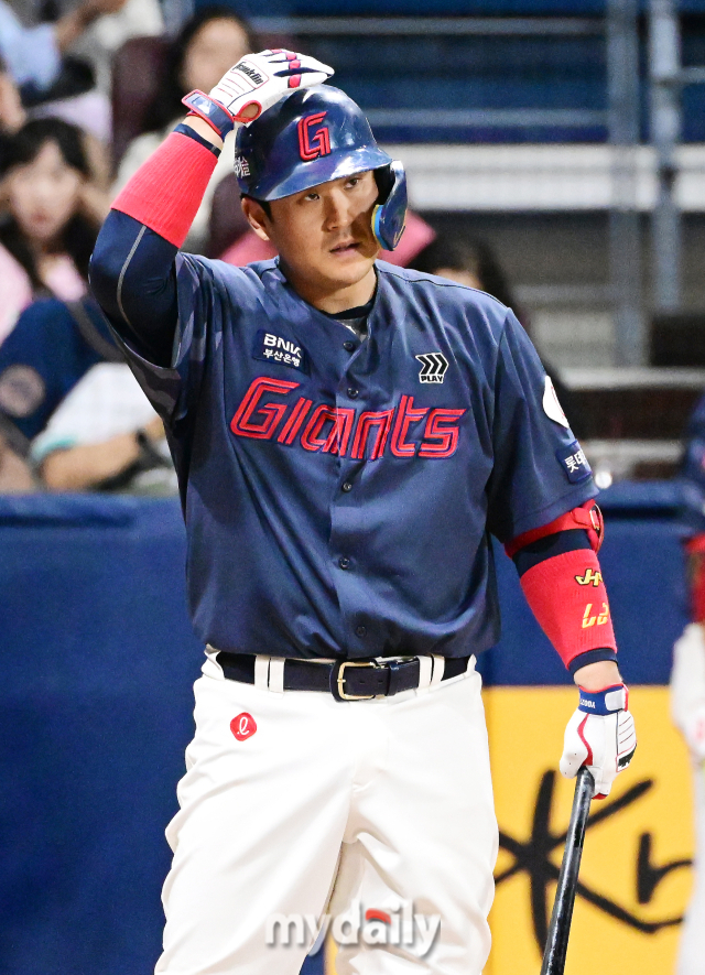 KBO 4할타자 병살타 2개보다 유강남 3B 병살타가 훨씬 더 치명적…김태형 칼교체, 롯데 현주소[MD고척] - 마이데일리