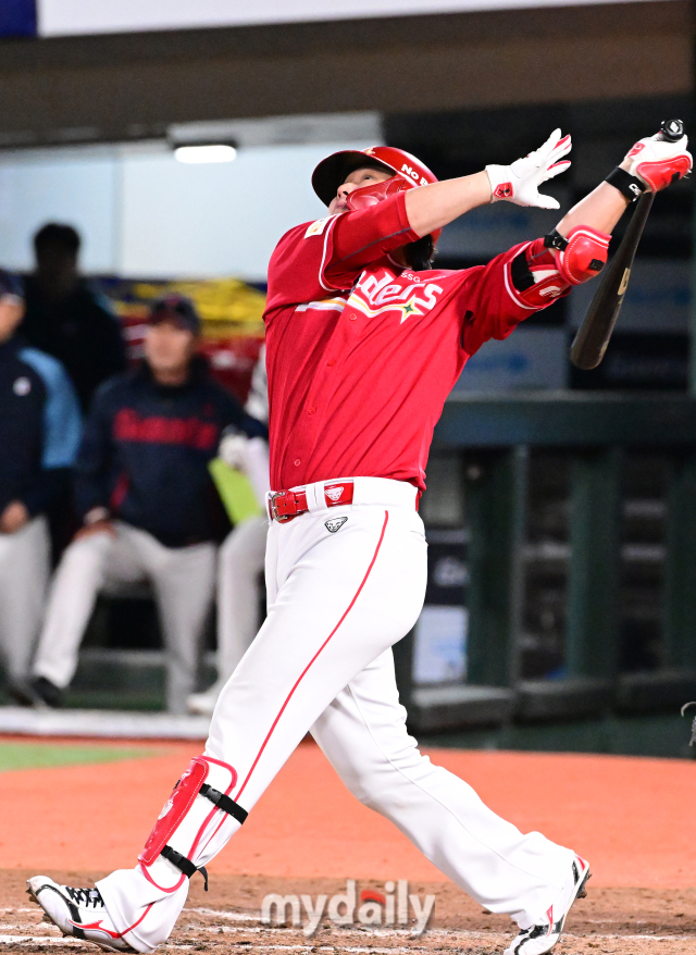 KBO 新 468홈런 "지금 나오면 어떡해" 우려도 잠깐…활짝 웃은 최정 "구단에 기증? 보상해 주면 줄 수도?" [MD부산] - 마이데일리