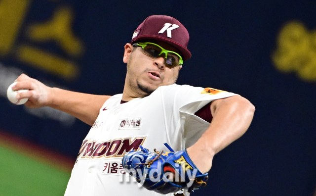 “볶음밥 시켜서 짜장면 소스에 비벼먹더라고요, 체중 많이 불었다고…” 영웅들 외인 3총사의 KBO 접수 ‘중화요리는 못 참지’[MD고척] - 마이데일리