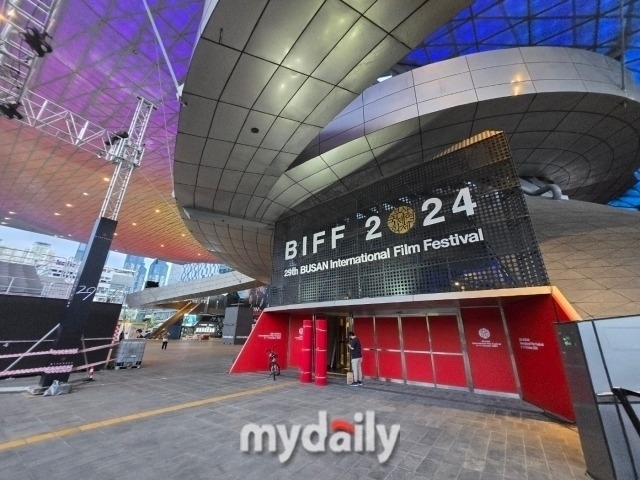 보고, 먹고, 즐기고…절반 달린 부국제, 흥겨운 축제 열기 [29th BIFF 중간결산] - 마이데일리