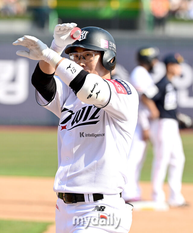 "죄송하다, 나 때문에 다친 것 같아서…" `두산→KT` 40억 FA, 왜 철인 3루수에게 미안함을 전했을까 - 마이데일리