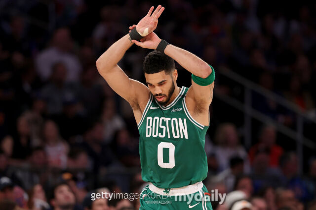 반격의 첫 승 거둔 디펜딩 챔피언→NBA PO 2라운드 승부 大접전…`커리 빠진` GSW는 연패 - 마이데일리